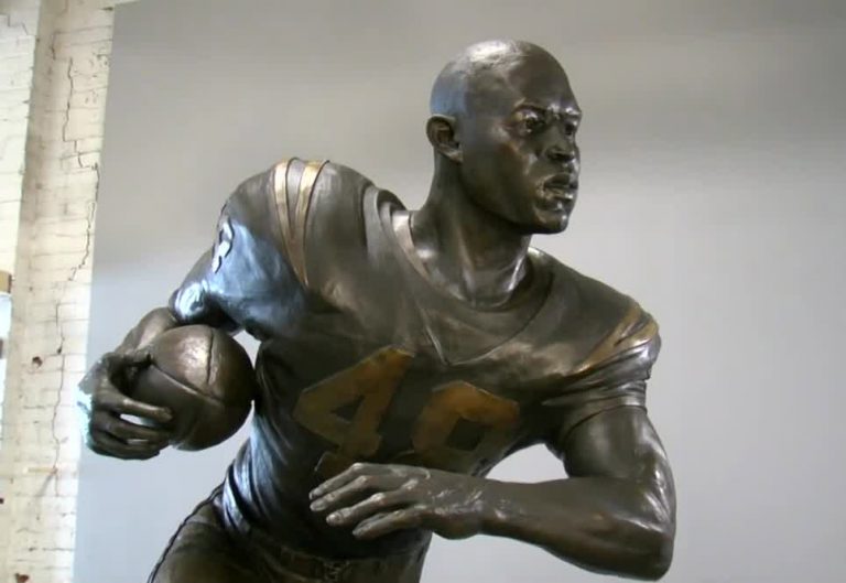 Littleton Alston Unveils Gale Sayers Sculpture - National Sculpture Society